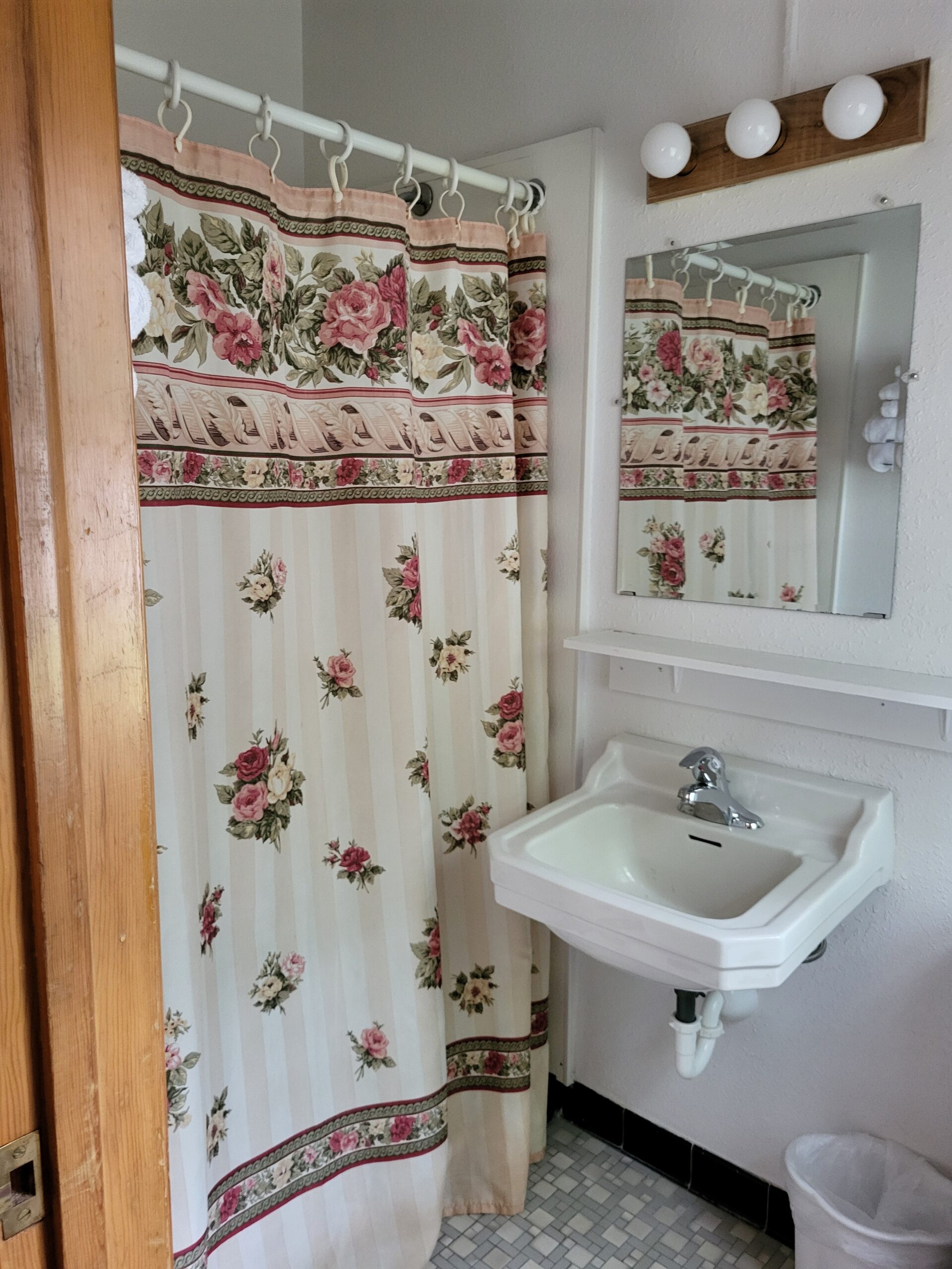 Rooms and Rates - Pine Wood Motel